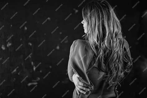 後ろから見た女の子モデル美人セクシー金髪全裸バックヌード プレミアム写真