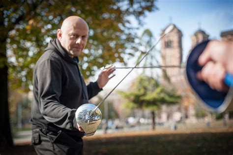 펜싱 검객 강사가 칼 싸움 기술과 훈련 방법을 시연합니다 Practice Drill에 대한 스톡 사진 및 기타 이미지 Practice Drill 강사 검 Istock