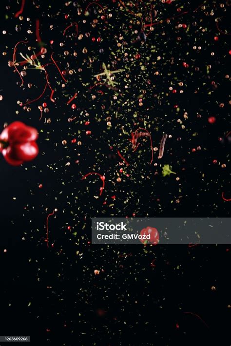 칠리 다양한 후추 바다 소금 로즈마리 베이 잎과 향신료 믹스 음식 폭발 폭발에 대한 스톡 사진 및 기타 이미지 폭발 양념류 날기 Istock