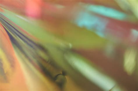 홀로그램 텍스처 반짝이는 호일과 메탈릭 오렌지 그라데이션 디자인을 위해 우아한 배경 로고 또는 엽서를 위한 빛나는 패턴이 있는 세련된 네온 홀로그램 개념에 대한 스톡 사진