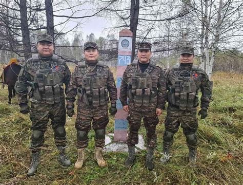 Улс төрчдийн цэргийн хувцастай сүржигнэл · Dorgio Mn