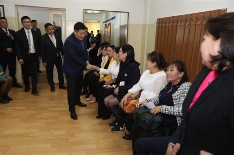 Ерөнхий сайд багш нарын цалин хөлс Боловсролын хуулийн талаар ярилцаж байна