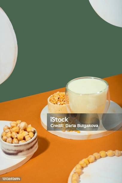 흰 연단에 그릇에 병에 야채 완두콩 우유 베이지 색 녹색 배경에 받침대 그림자 글루텐 및 유당 무료 비건 제품 현대 구성 등대각 투영 0명에 대한 스톡 사진 및 기타 이미지