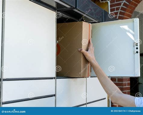 Hombre Abriendo Una Puerta De La Oficina De Correos En La Calle De La Ciudad Y Recibiendo Un