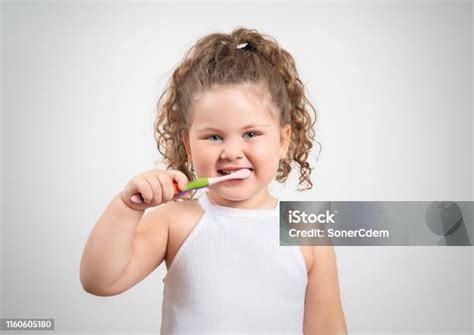 고립 된 흰색 배경에 그녀의 이빨을 닦는 귀여운 금발 소녀 아이에 대한 스톡 사진 및 기타 이미지 아이 백인종 솔질