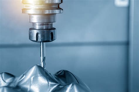 단단한 볼 엔드 밀 공구로 금형 부품을 절단하는 Cnc 밀링 머신 0명에 대한 스톡 사진 및 기타 이미지 0명 Cnc 장치 고급 Istock