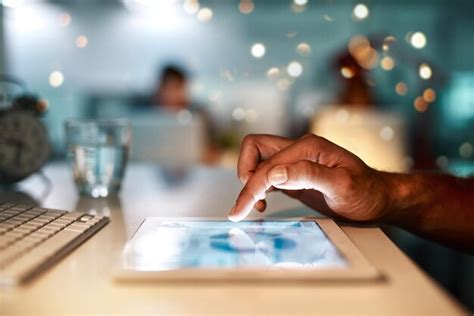 Premium Photo Cropped Hands Of Man Using Digital Tablet