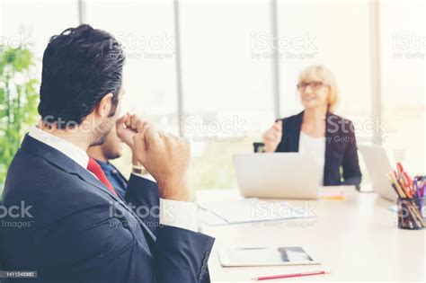 고위 비즈니스 여성이 사무실에서 회의에서 기업 동료에게 자신의 일에 대해 논의합니다 파트너십과 함께 사업 전략 계획을 논의하는