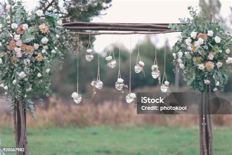 소박한 결혼식 사진 존입니다 손으로 만든 웨딩 장식 포함 사진 부스 나무로 되는 배럴 및 상자 초 롱 가방 및 흰색 꽃 0명에 대한 스톡 사진 및 기타 이미지 Istock