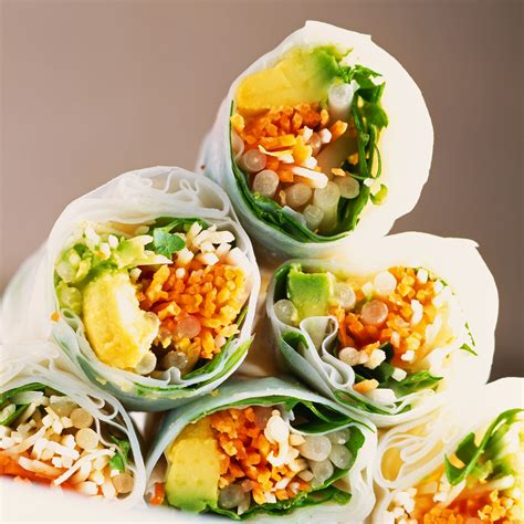 Rouleaux De Printemps Végétariens Et Sauce Crémeuse Aux Cacahuètes