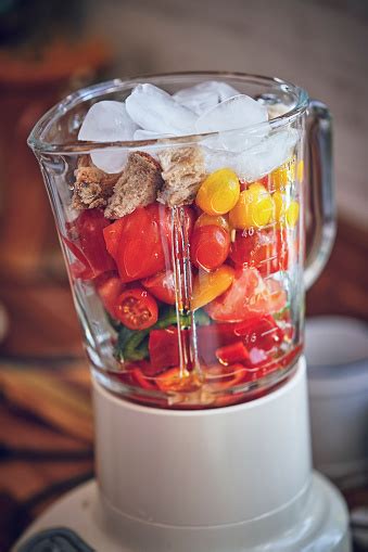 토마토 오이 파프리카 허브를 곁들인 채소가 스 파초 수프 준비 가스파초에 대한 스톡 사진 및 기타 이미지 가스파초 가정 주방 가정의 방 Istock