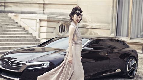 배경 화면 여자들 모델 갈색 머리의 뷰어를보고 아시아 사람 드레스 자동차를 가진 여성 서 있는 머리 장식 의자 가마 시트로엥 숫자 9 바퀴 육상