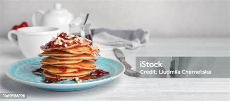 잼과 견과류를 곁들인 맛있는 팬케이크는 테이블에서 아침 식사로 제공되며 텍스트를위한 공간입니다 배너 디자인 설탕 조림 류에 대한 스톡 사진 및 기타 이미지 Istock