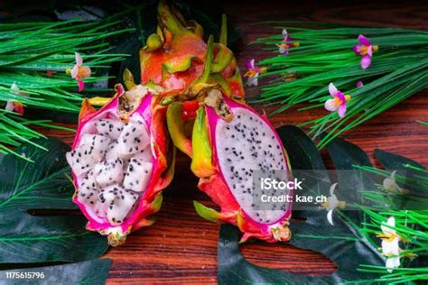 장식 잎 배경 이국적인 열대 다이어트 영양 식품에 고립 된 슬라이스와 드래곤 과일 또는 피타야 0명에 대한 스톡 사진 및 기타 이미지 Istock