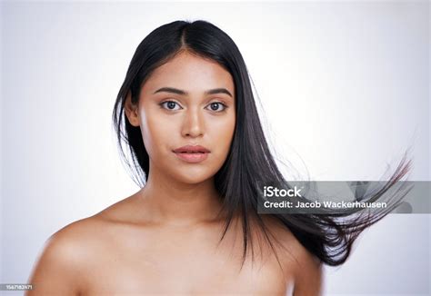 헤어 케어 바람 모형을 가진 여성의 초상화 긴 이발 브라질의 흰색 배경에 고급 살롱 트리트먼트 뷰티 메이크업 라틴계 모델은 스튜디오 배경에 스트레이트 헤어스타일을 하고 있다