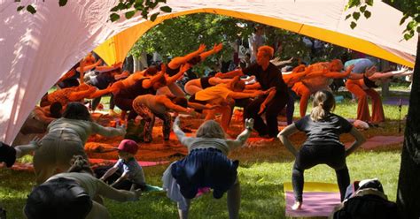 세계 요가의 날 앞두고 요가 연습하는 사람들