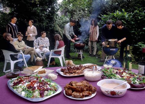 西方人 伙伴 朋友 站 坐 横图 室外 白天 正面 烧烤 友谊 餐桌 桌面 桌子 蔬菜 餐具 水果 椅子 欧洲 欧洲人 握 服装 新鲜 布料 碟子 滤器 盘 勺子 塑料 陶瓷 烟雾 肉 生食