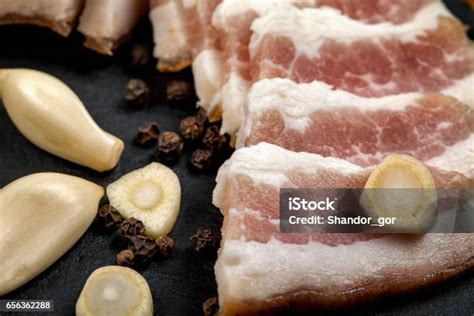 마늘과 후추의 신선한 베이컨 우크라이나 전통 요리입니다 고기에 대한 스톡 사진 및 기타 이미지 고기 대형 돼지고기 Istock