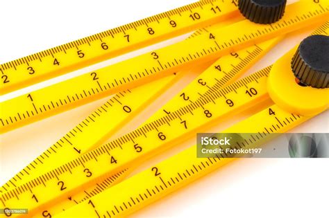흰색 배경 클로즈업에 각도를 측정하기위한 노란색 플라스틱 목수 통치자 3차원 형태에 대한 스톡 사진 및 기타 이미지 3차원 형태 Diy 가정 생활 Istock