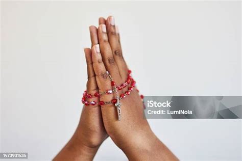 기도하는 손 클로즈업 묵주기도는 흰색 배경에 기도 예배 및 영적 봉사 활동에서 여성을 위한 것입니다 기도하고 예배하고 축복과 찬양과 하나님에 대한 믿음으로 종교인의 손을
