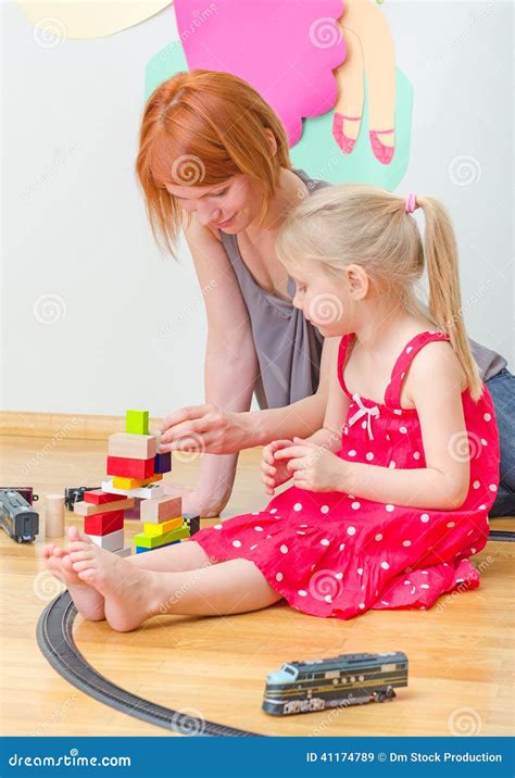Bambina E Sua Madre Che Giocano Con La Ferrovia Immagine Stock
