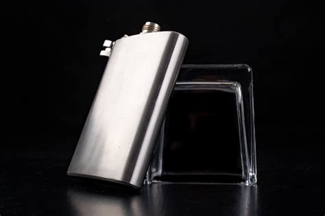 금속 셰이커 엉덩이 플라스크 및 반전 보드카 유리 테이블에 바텐더 액세서리 검은 색 배경입니다 0명에 대한 스톡 사진 및 기타 이미지 Istock