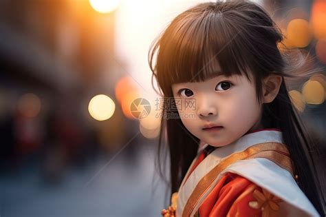 可爱的中国小女孩看着镜头微笑插画图片下载 正版图片402491902 摄图网