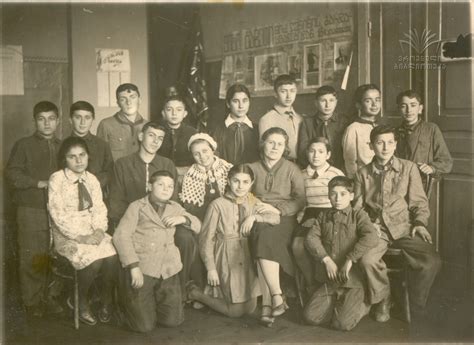 Iverieli ჯაბა იოსელიანი კლასელებთან ერთად