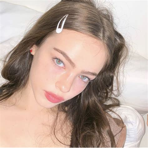 Welikedean Adl Kullan C N N Female Faceclaims Panosundaki Pin G Zellik K Zlar Sa Ve