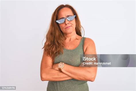 고립 된 배경 회의적이고 긴장한 위에 깡패 생활 선글라스를 착용한 중년 성숙한 여성은 교차 된 팔로 얼굴에 표정을 거부합니다 부정적인 사람 밈에 대한 스톡 사진 및 기타