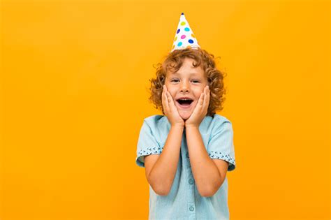 노란 배경에 축하 모자를 가진 미소 짓는 빨간 머리 곱슬 거리는 소년 T 셔츠에 대한 스톡 사진 및 기타 이미지 T 셔츠 곱슬 머리 구매 Istock