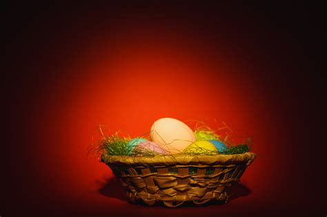 다채로운 파스텔 모노 전통적인 그린된 부활절 달걀 바구니 검은 그림자 실루엣 빛과 어둠 빨간색 배경에 녹색 잔디입니다 광고에 대 한 공간을 복사 합니다 텍스트에 대 한 장소
