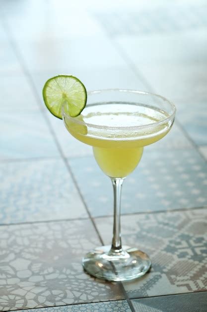 Free Photo Cocktail With Lime Slice