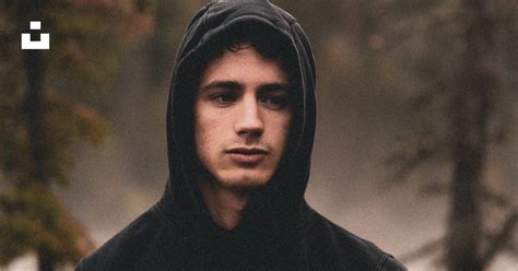 검은 까마귀를 입은 남자 사진 Unsplash의 무료 의복 이미지