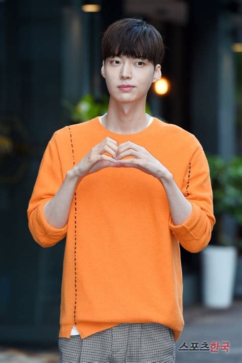 안재현 카메라 향해 하트~ 다시 만난 세계 종방연