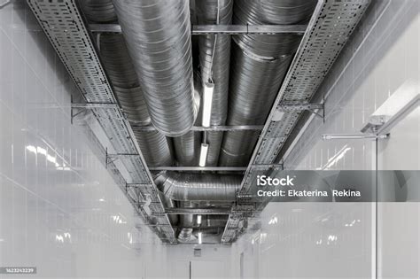 강철 에어컨 덕트 파이프 및 조명 덤프의 새로운 설치 건물 개조 중 환기 덕트 설치 상업 카페 레스토랑 산업 공간 급기관에 대한 스톡 사진 및 기타 이미지 Istock
