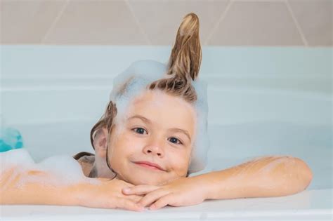 Banho De Criança Criança Feliz E Engraçada Banhada No Banho Criança