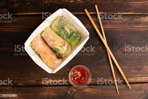 나무 배경 아시아 패스트 푸드 길거리 음식 개념에 젓가락과 소스가있는 종이 상자에 3 개의 스프링 롤 스프링롤에 대한 스톡 사진 및 기타 이미지 Istock