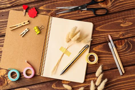 나무 테이블에 프로젝트를 만들기 위한 문구류 도구와 장식품으로 가득 찬 창의적인 작업 공간 Diy에 대한 스톡 사진 및 기타 이미지 Diy 가위 개성 개념 Istock