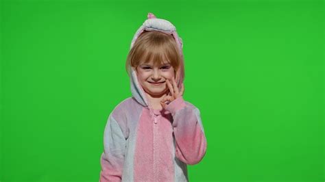 미소 짓는 어린 소녀 엄지 손가락을 보여주는 확인 제스처 크로마 키에 유니콘 잠옷에 서명 동의 가리키기에 대한 스톡 사진 및 기타 이미지 Istock