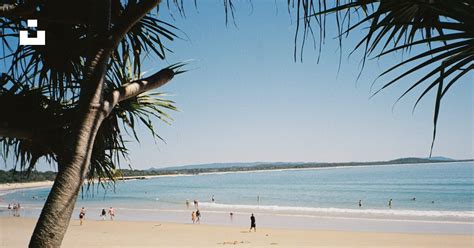 모래 사장 위에 서 있는 한 무리의 사람들 사진 Unsplash의 무료 오스트레일리아 이미지