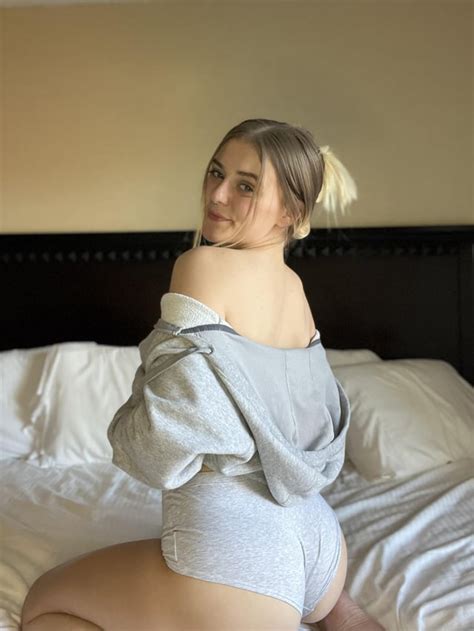 got a hotel room, need some one to share the bed with me 😉 [oc] : r/horny