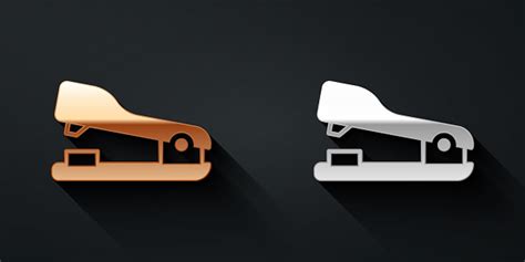 블랙 백으로 격리된 골드 및 실버 오피스 스테이플러 아이콘 스테이플러 스테이플 종이 골판지 사무 장비 긴 그림자 스타일 벡터