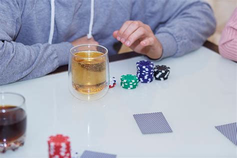 칩과 카드와 테이블에 포커를 재생의 개념 위스키 한 잔 도박 개념 공간을 복사합니다 선택적 초점 가능성에 대한 스톡 사진 및 기타 이미지 Istock