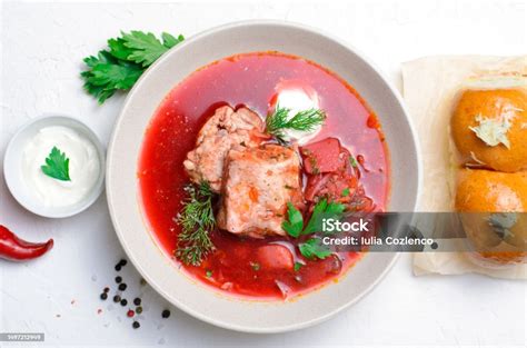 보르시 비트 뿌리와 야채로 만든 붉은 수프에 돼지 갈비와 사워 크림을 곁들인 마늘 롤 우크라이나 러시아 폴란드 전통 요리 고기에 대한 스톡 사진 및 기타 이미지 Istock