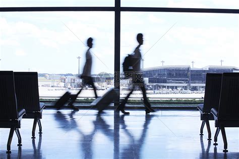 男子走在机场高清图片下载 正版图片502039402 摄图网
