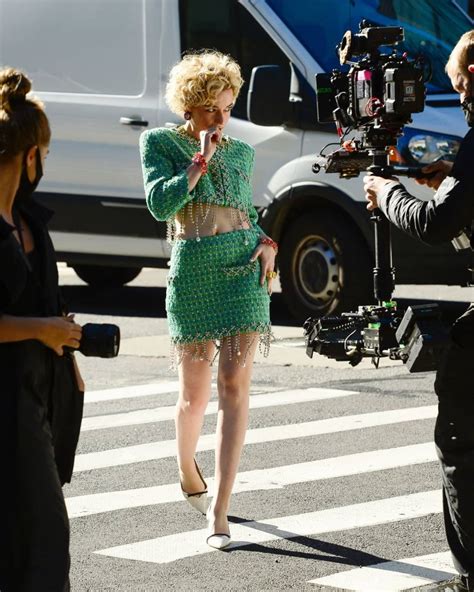 Julia Garner R Celebritylegs