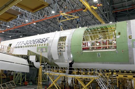 Cargojet First Boeing 777 200lr Freighter Conversion By Us Mammoth