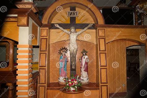 Crucifixión De Jesus Christ Sobre Estatuas De Madera Cruzada En El Monasterio Del Santo ...
