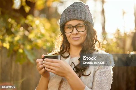 여자는 모자와 안경에 보유 하 고 그녀의 손에을 숲에서 커피 한 잔 가을에 대한 스톡 사진 및 기타 이미지 가을 계절 귀여운 Istock